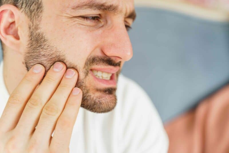¿Por qué me duelen los dientes? Causas comunes | Dobleese
